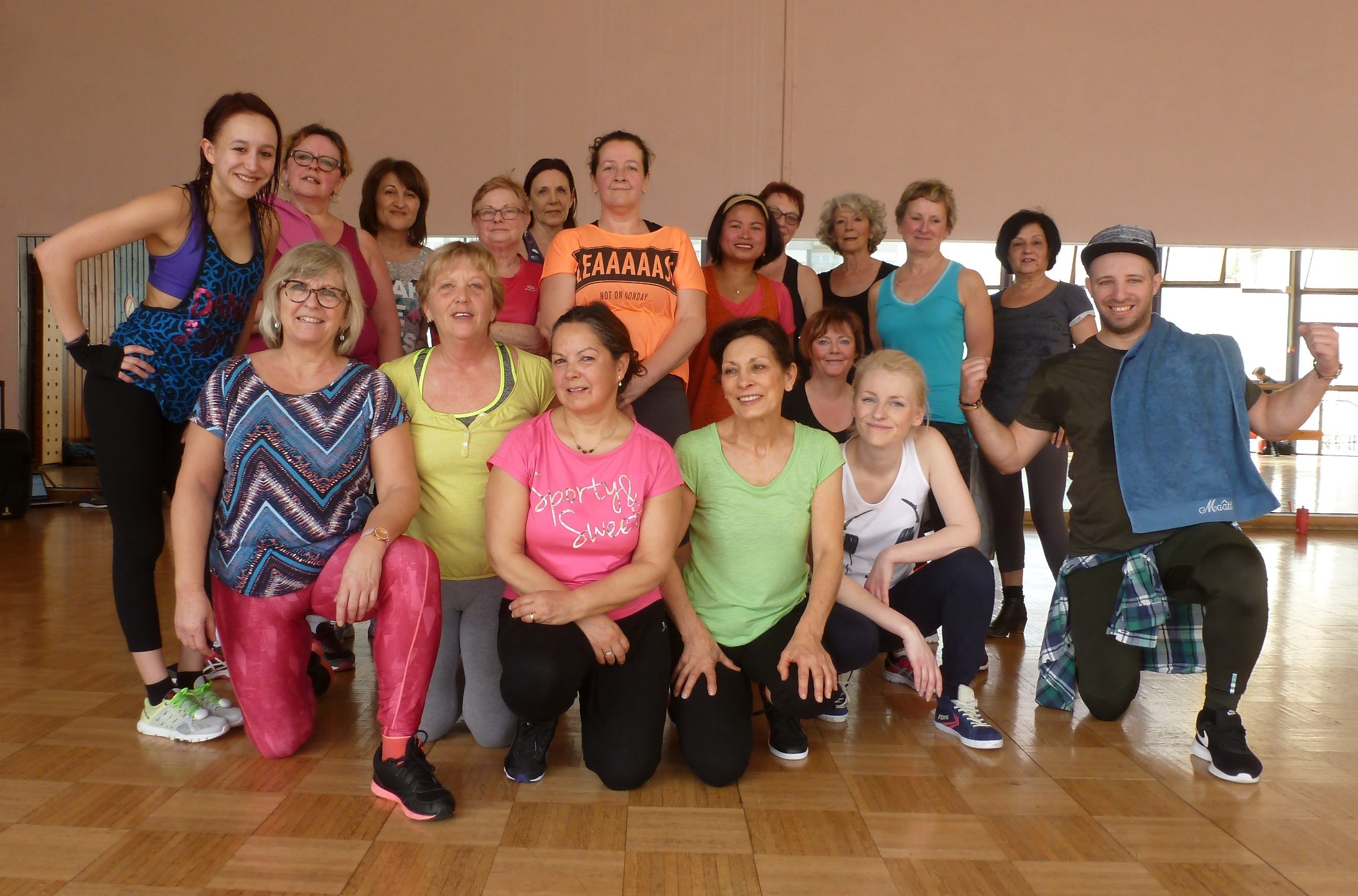 cropped-Photo-de-groupe-cours-de-Zumba-avec-Maâti.jpg